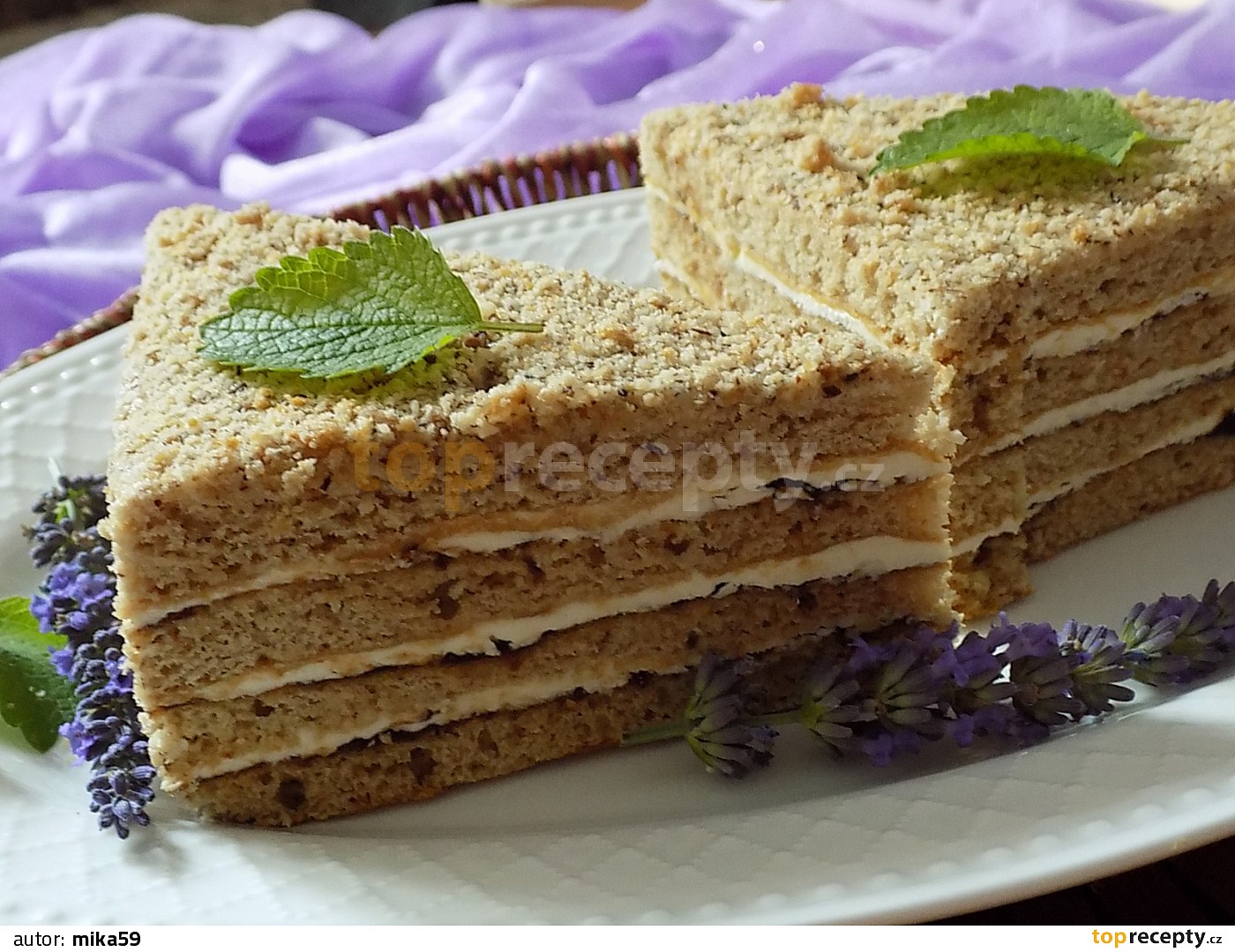 Medovník s povidly recept - TopRecepty.cz