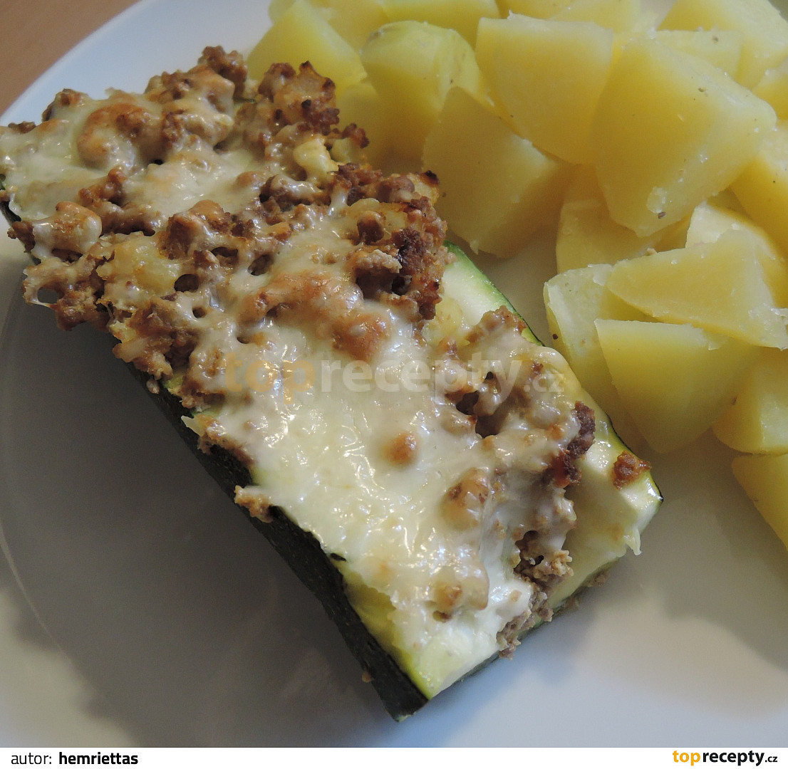 Zapečená cuketa plněná mletým masem a sýrem - TopRecepty.cz