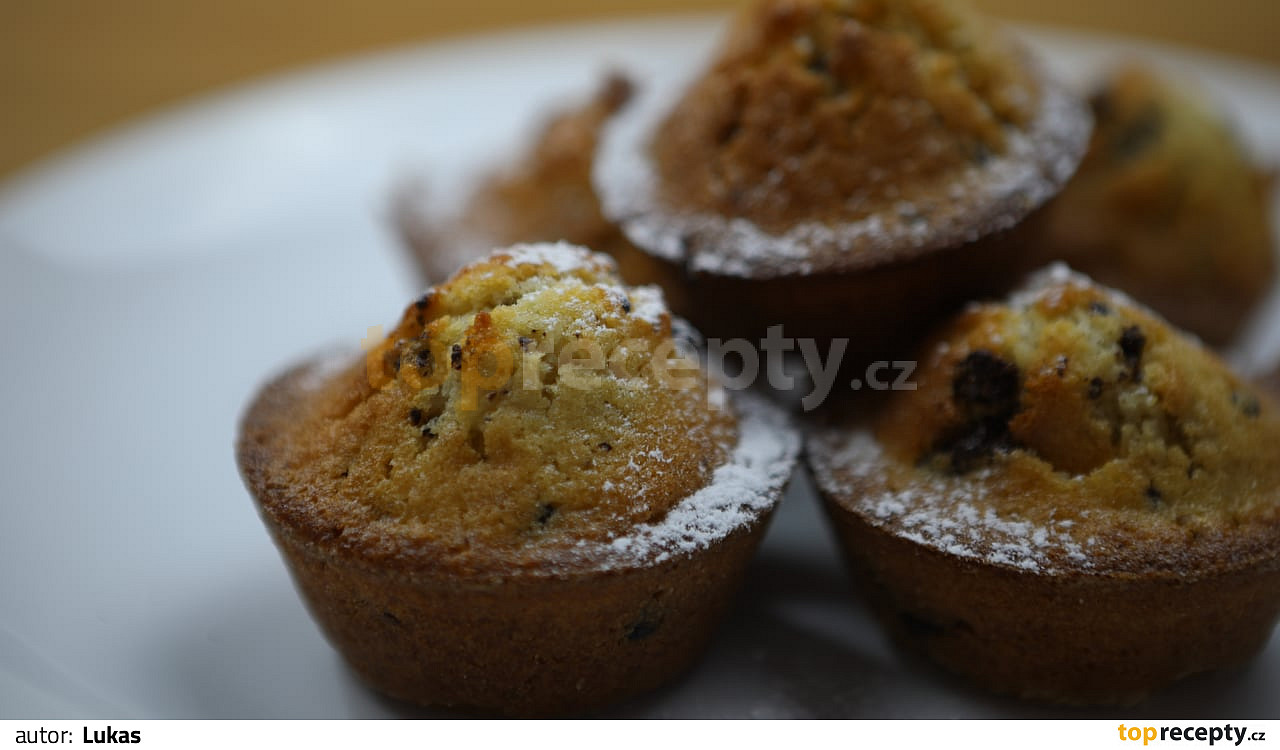 Recept na rychlé muffiny s kousky čokolády - TopRecepty.cz
