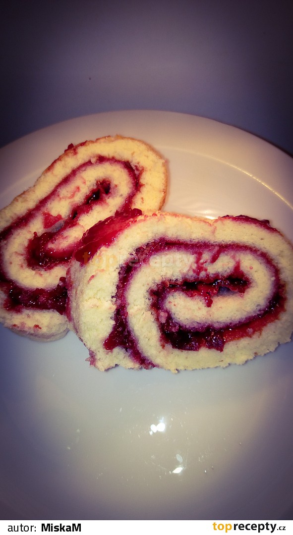 Puntíkovaná piškotová roláda s višňovou marmeládou recept - TopRecepty.cz