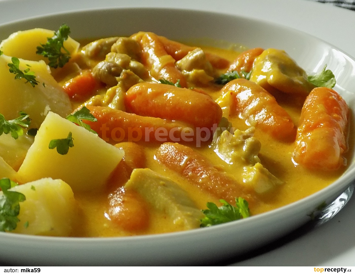 Baby karotka s kuřecím masem v kokosové omáčce recept - TopRecepty.cz