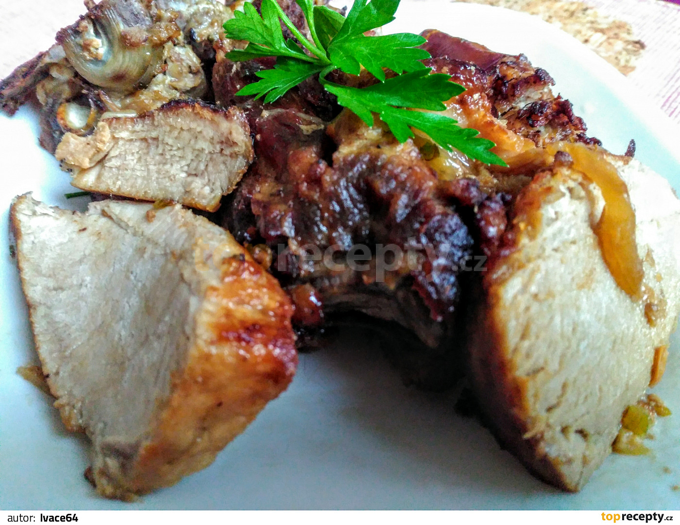 Pečená vepřová žebra a ocásky se zelím, červenou řepou a křenem recept ...