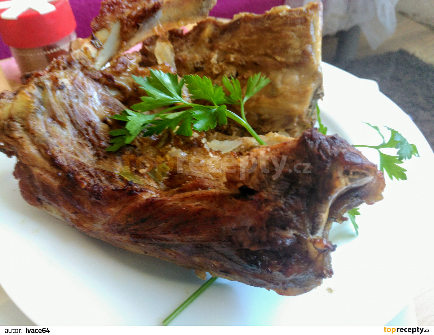 Pečená vepřová žebra a ocásky se zelím, červenou řepou a křenem recept ...