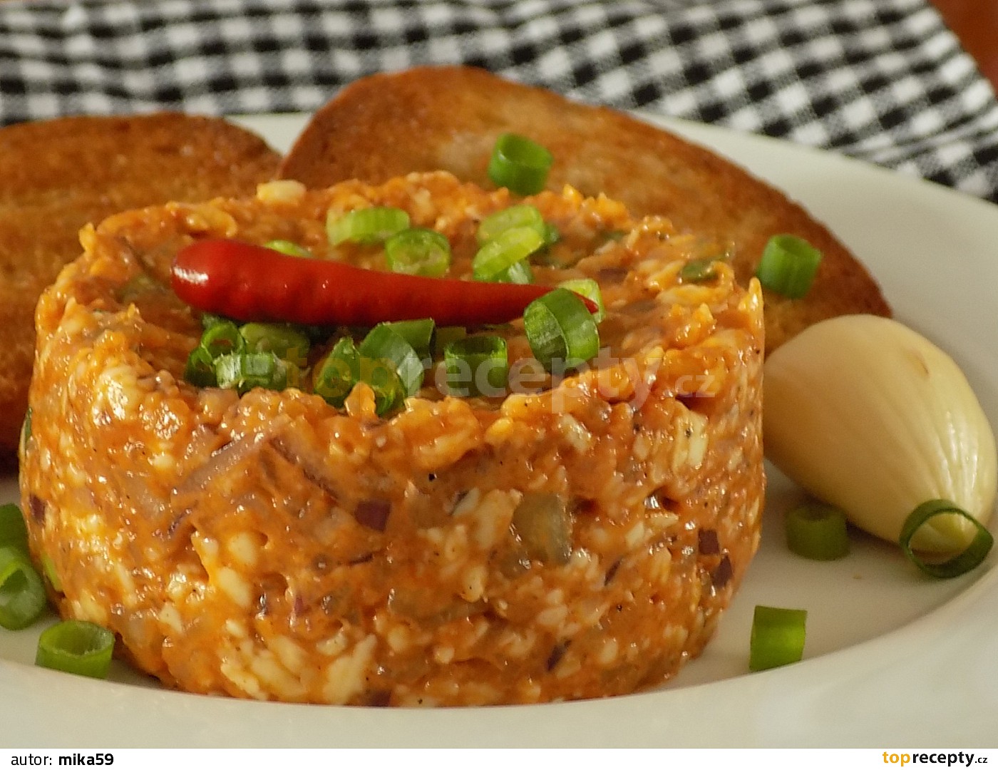 "Tatarák" z tvarůžků a Camembertu recept - TopRecepty.cz
