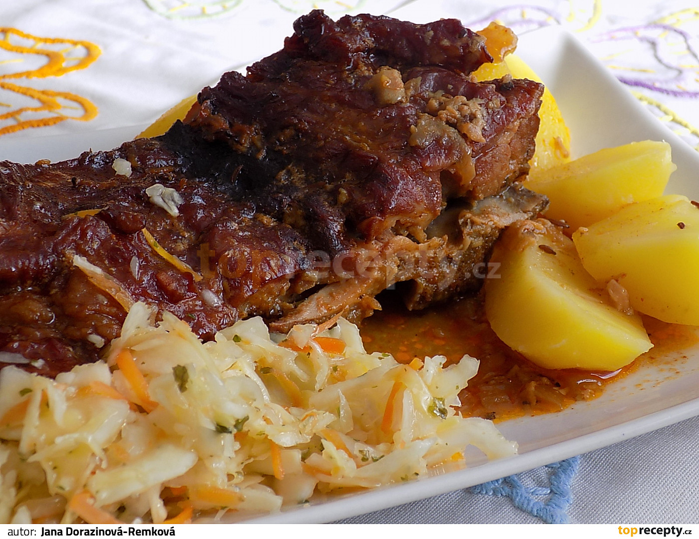 Uzená žebra pomalu pečená recept - TopRecepty.cz