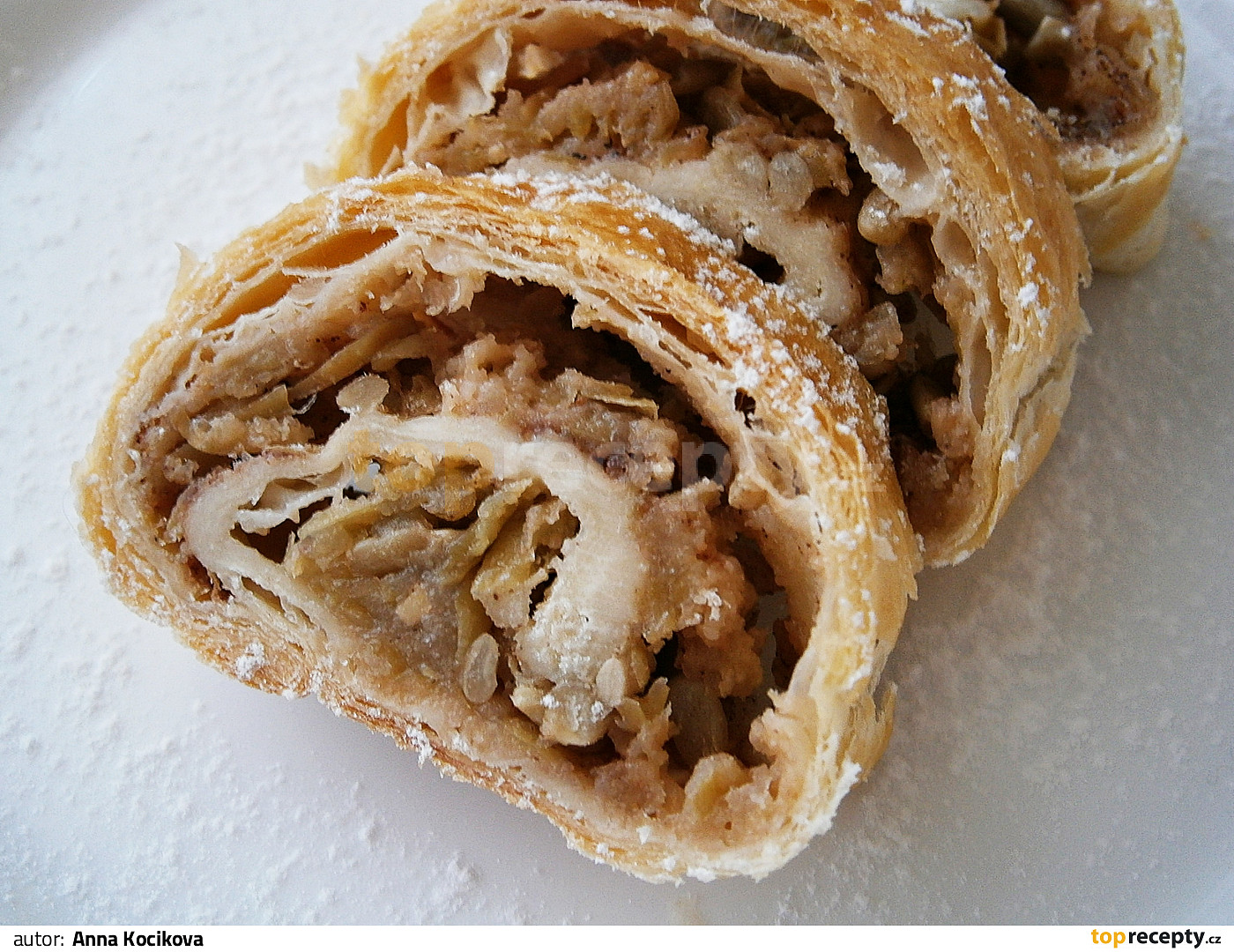 Závin s jablečno-tvarůžkovou náplní recept - TopRecepty.cz