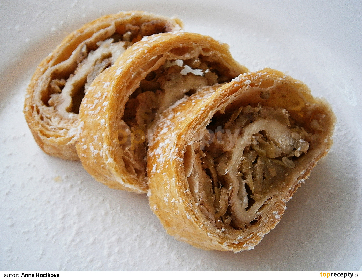 Závin s jablečno-tvarůžkovou náplní recept - TopRecepty.cz