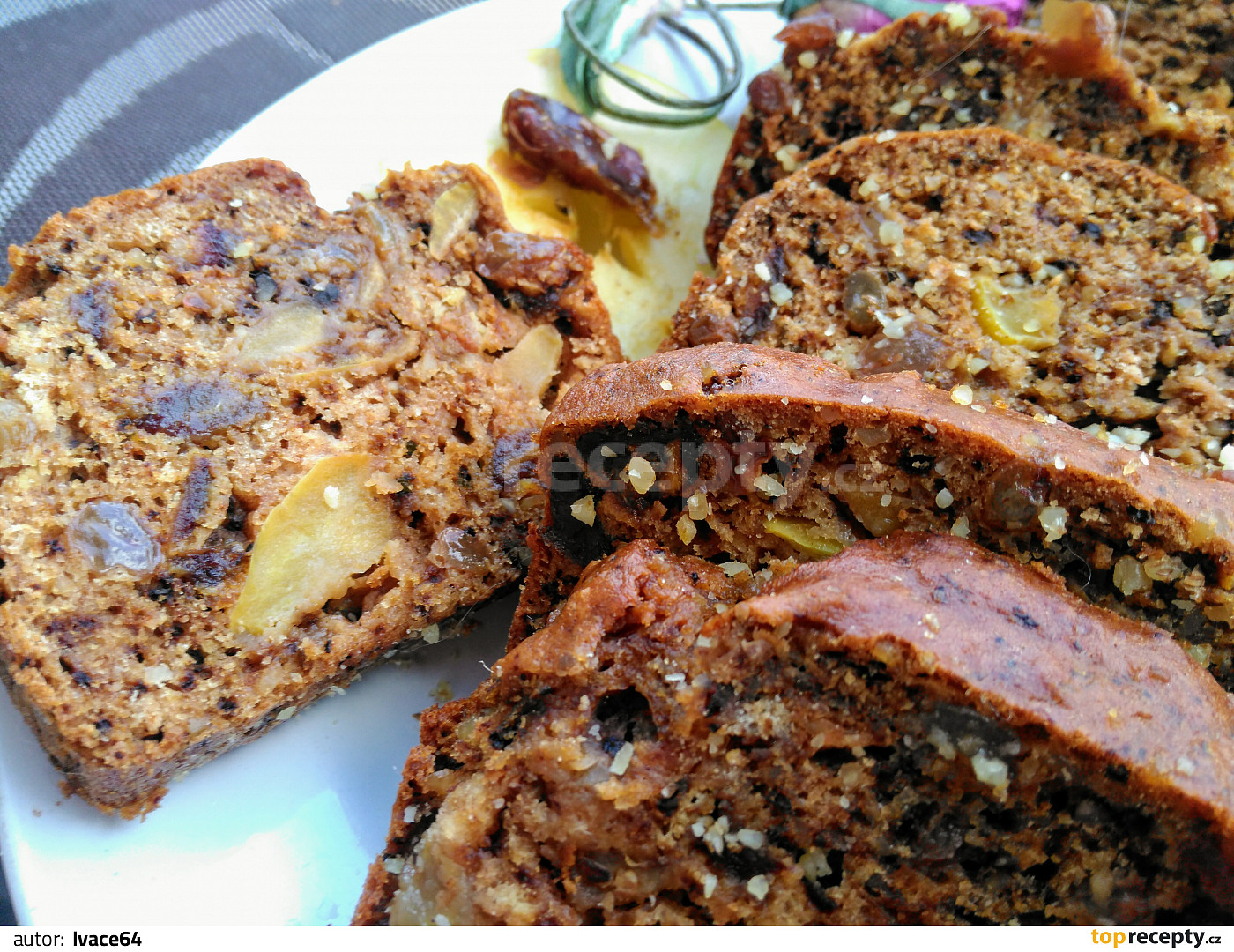 Kořeněný sváteční chlebíček s ořechy recept - TopRecepty.cz