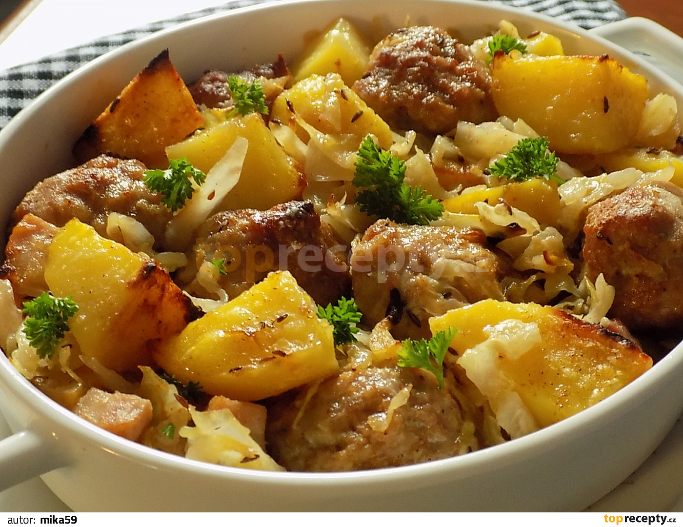 Hlávkové zelí, mleté kuličky a brambory v jednom pekáčku recept ...