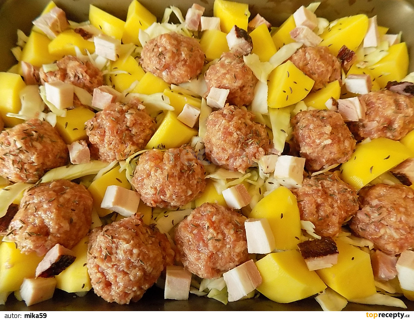 Hlávkové zelí, mleté kuličky a brambory v jednom pekáčku recept ...