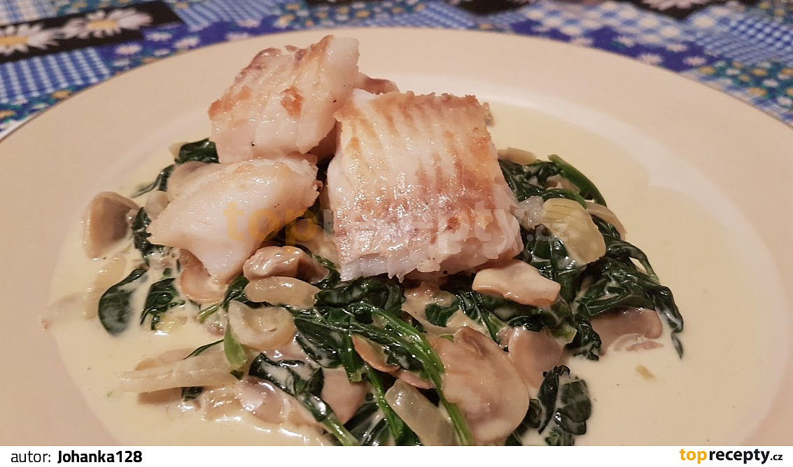 Hejk na krémovém lůžku ze žampionů a špenátu recept - TopRecepty.cz