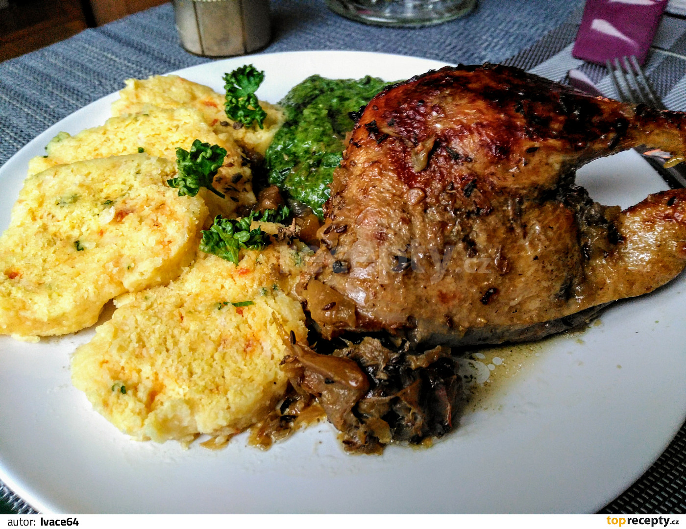 Kachna pečená s jablky a cibulí recept - TopRecepty.cz