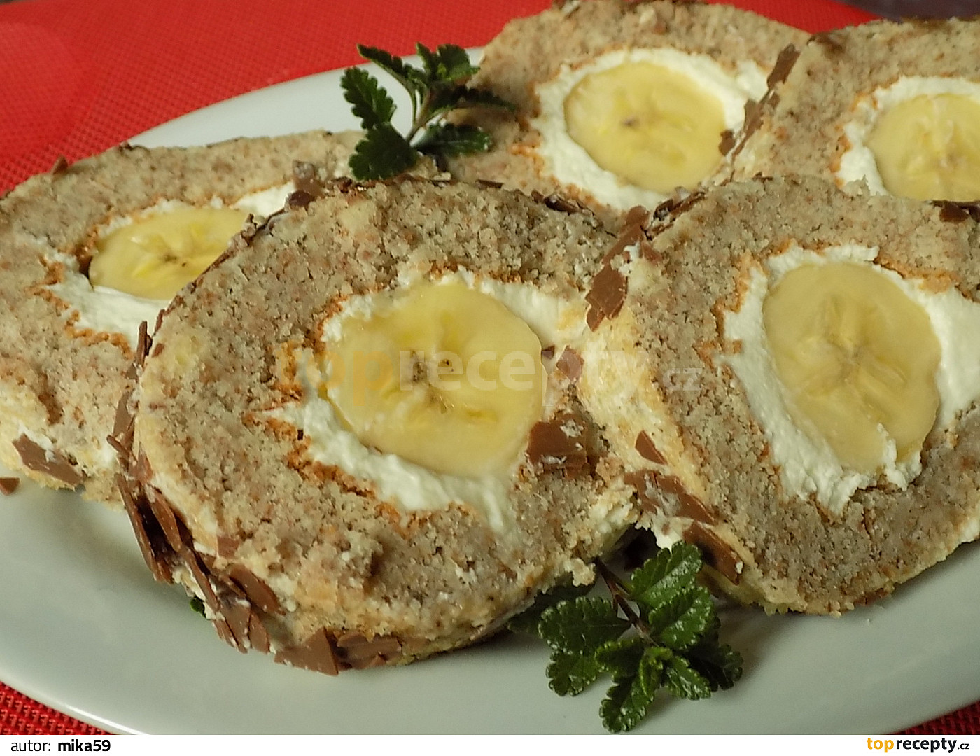 Ořechová roláda s banánem recept - TopRecepty.cz