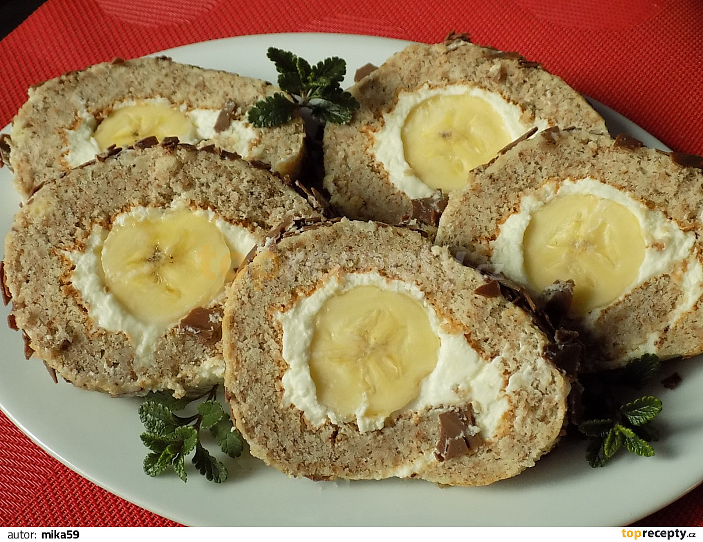 Ořechová roláda s banánem recept - TopRecepty.cz