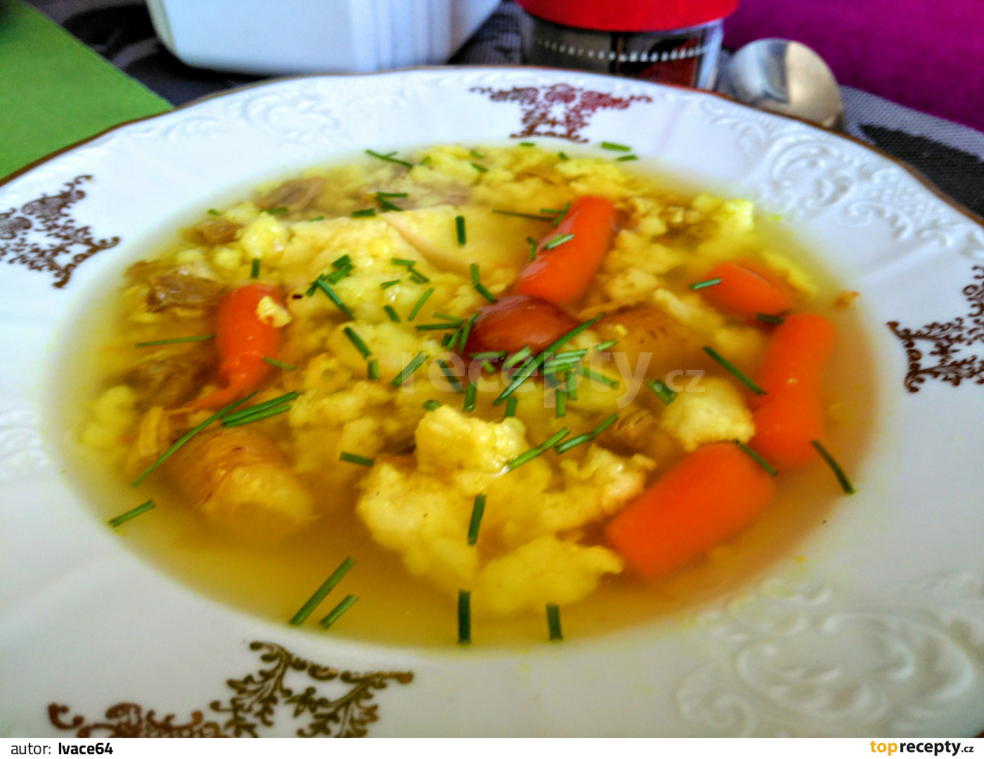 Silný vývar z vepřových kostí se zeleninou a noky recept - TopRecepty.cz