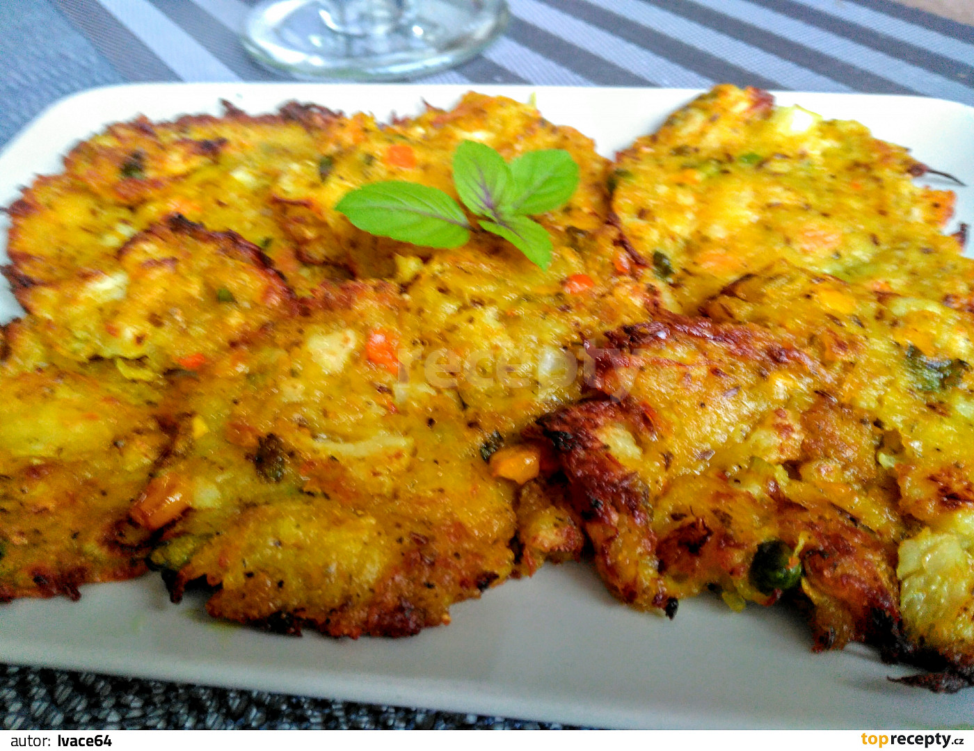 Křupavý květákový bramborák s hráškem a mrkví recept - TopRecepty.cz