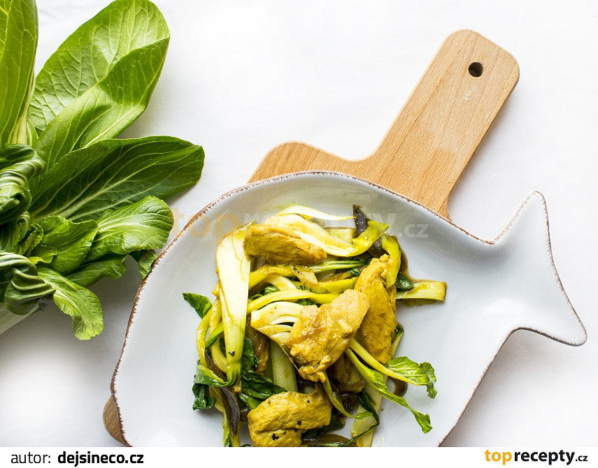 Teplý kuřecí salát s pak choi recept - TopRecepty.cz