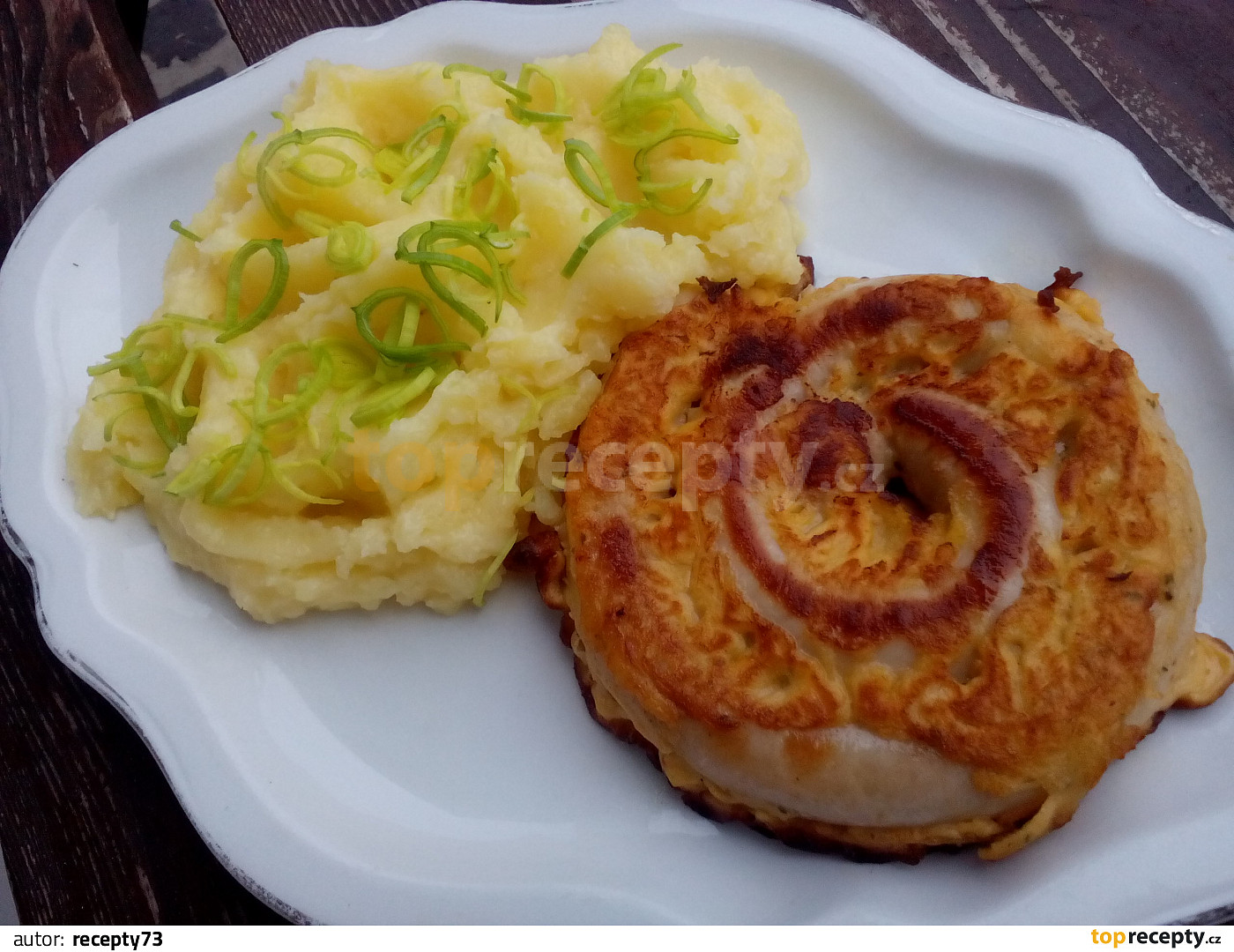Vinná klobása v těstíčku z podmáslí recept - TopRecepty.cz