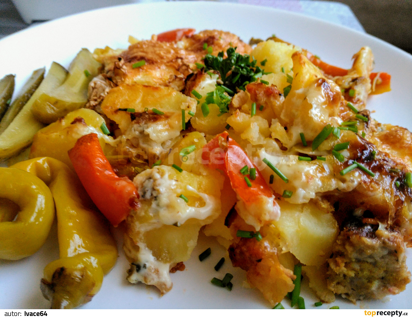 Brambory, zapečené s mletým masem a majolkovou směsí recept - TopRecepty.cz
