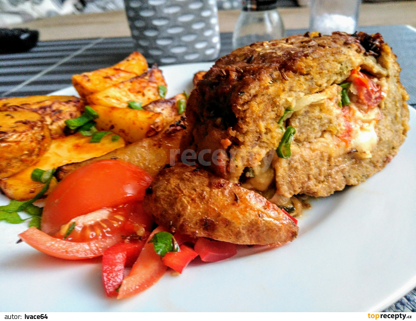 Mletá masová roláda plněná zeleninou a uzeným sýrem recept - TopRecepty.cz