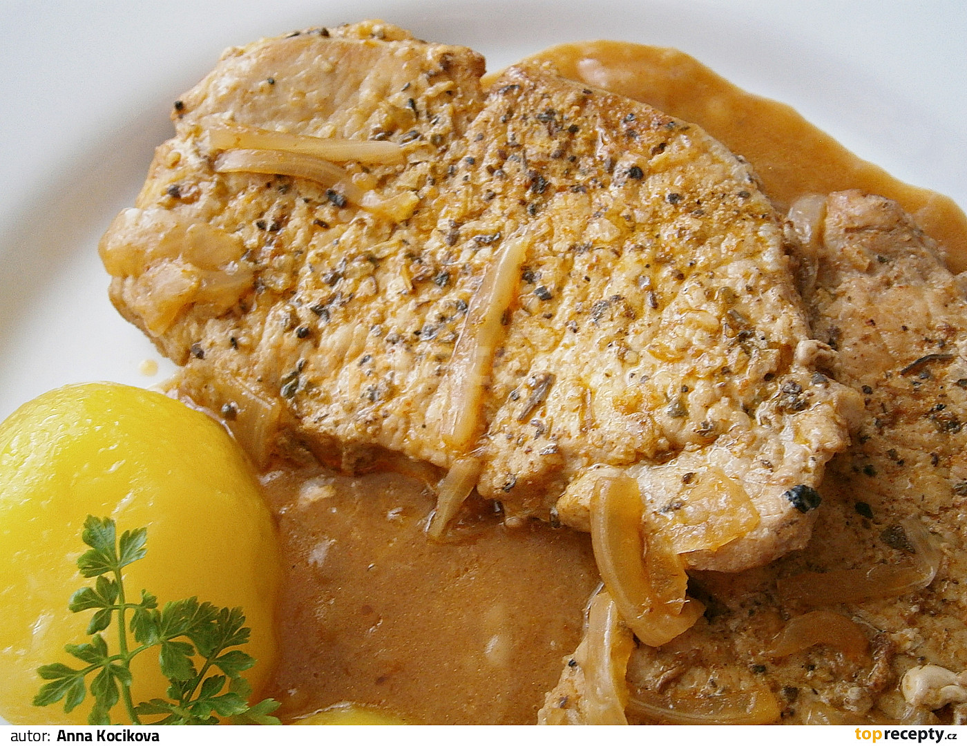 Vepřové karé na cibuli recept - TopRecepty.cz