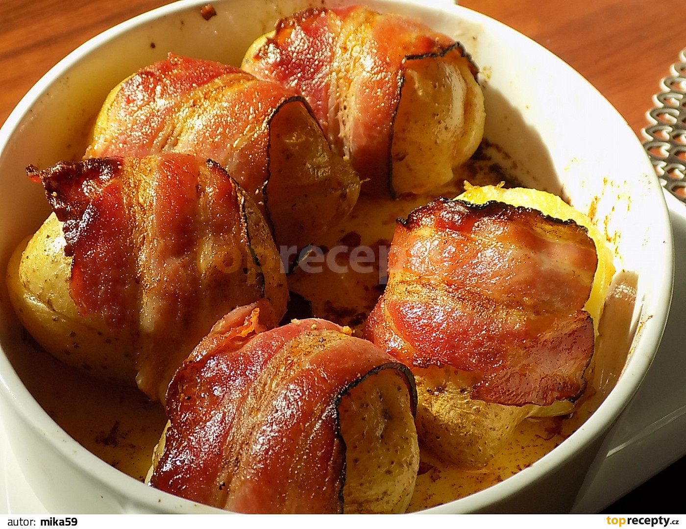 Brambory pečené ve slanině, plněné sýrem recept - TopRecepty.cz