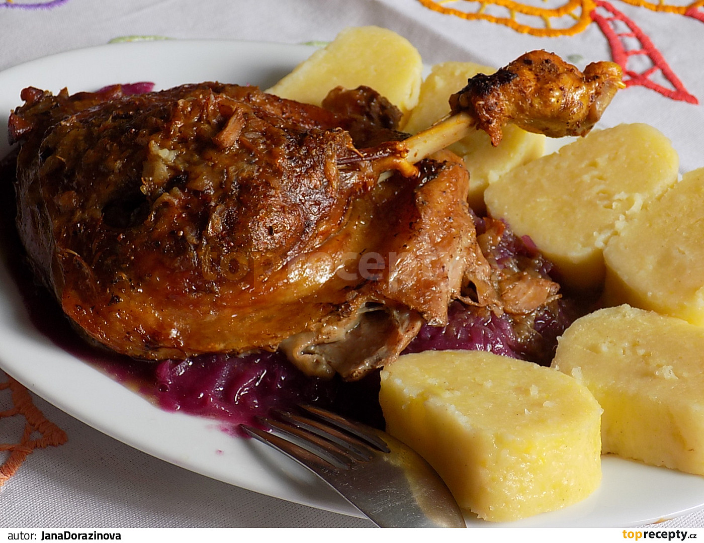 Pečená kachní stehna na medu, s červeným zelím a bramborovým knedlíkem ...