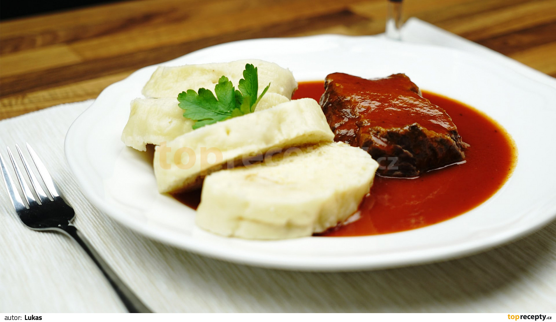 Jemné domácí houskové knedlíky recept - TopRecepty.cz