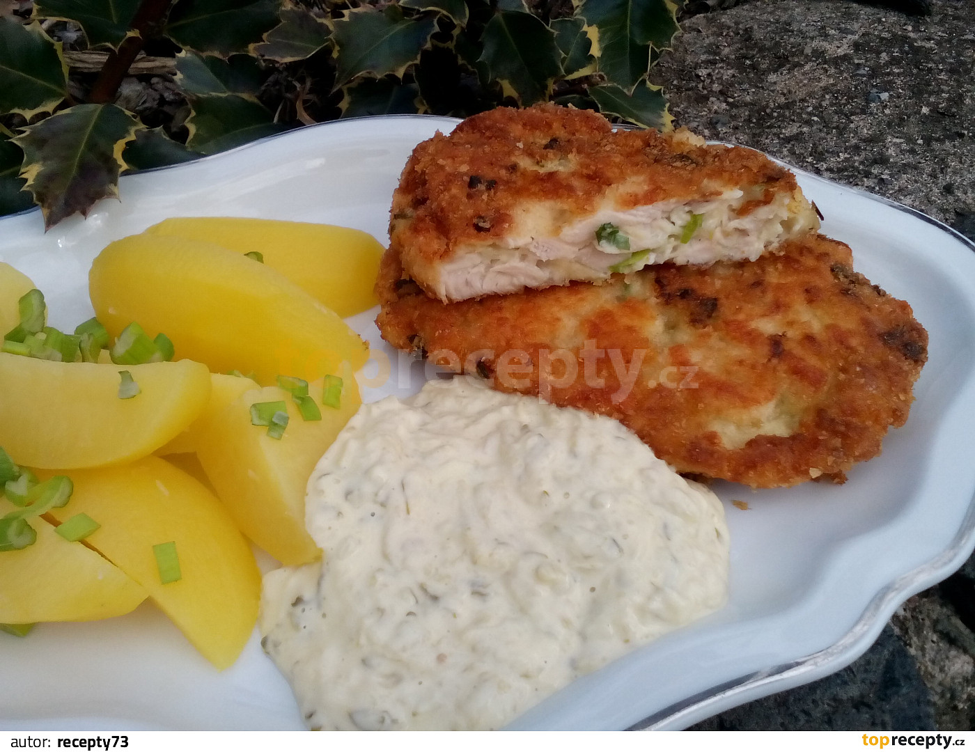 Kuřecí řízek s Nivou a jarní cibulkou recept - TopRecepty.cz