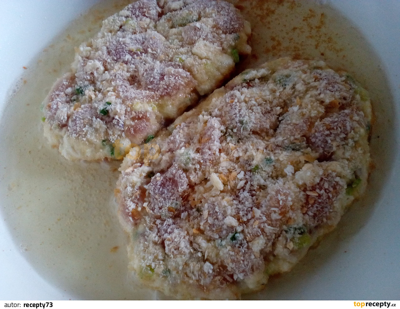 Kuřecí řízek s Nivou a jarní cibulkou - TopRecepty.cz