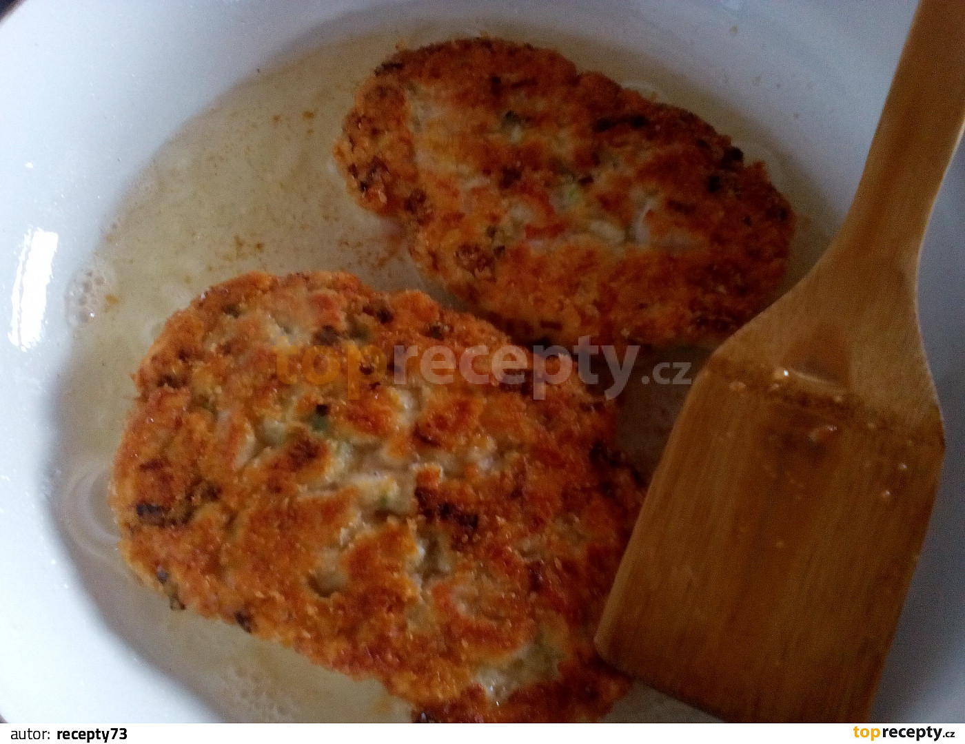 Kuřecí řízek s Nivou a jarní cibulkou - TopRecepty.cz