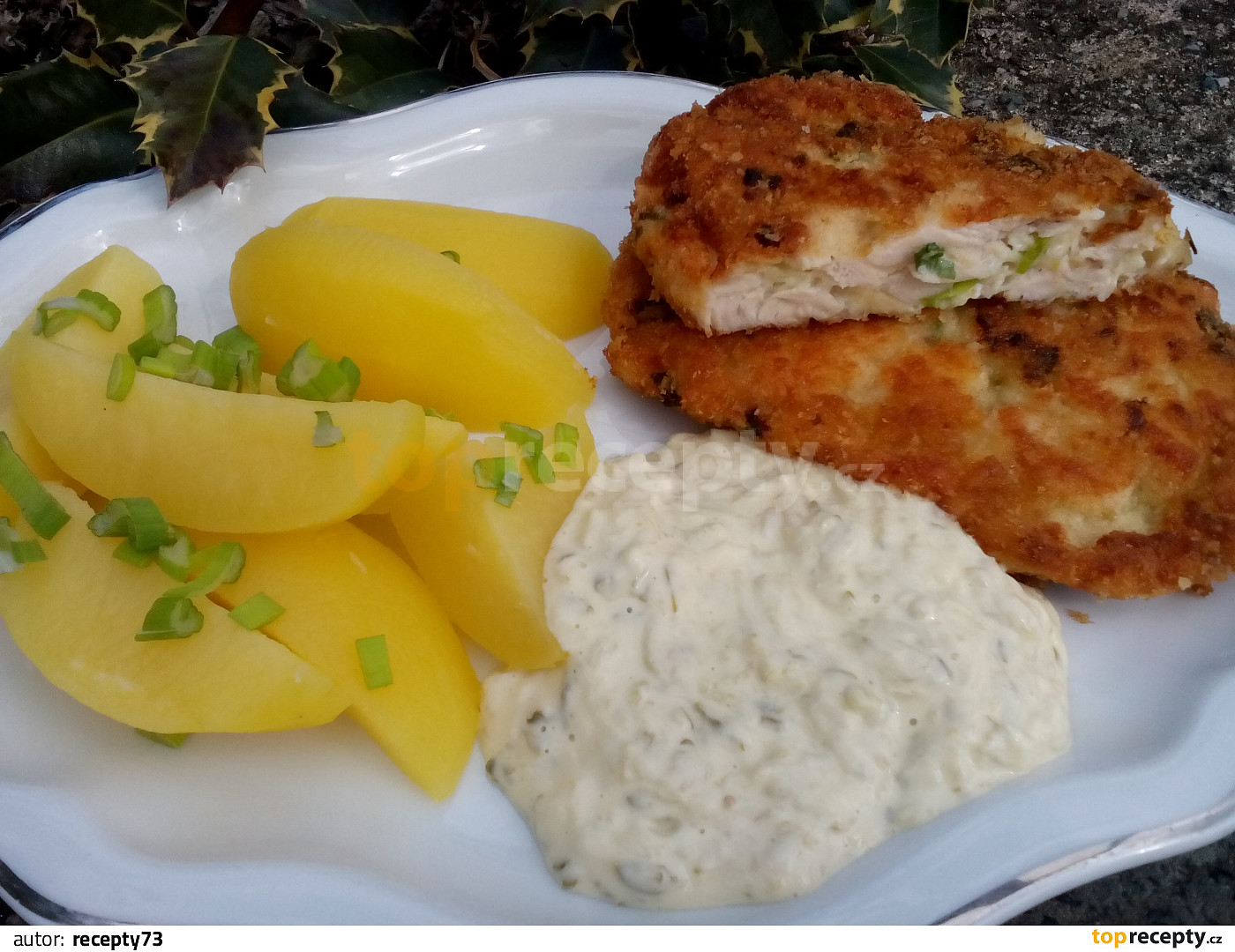 Kuřecí řízek s Nivou a jarní cibulkou - TopRecepty.cz