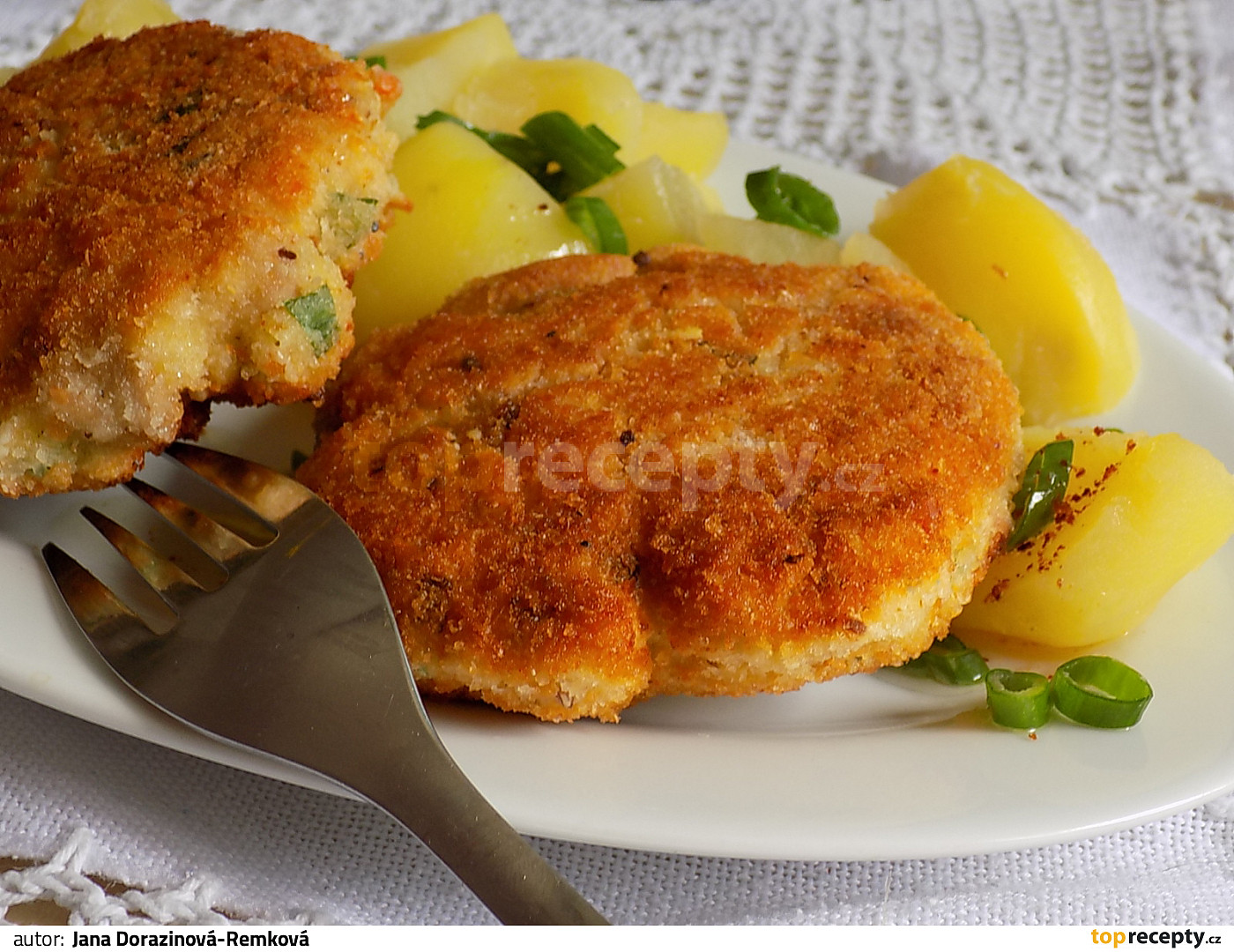 Kuřecí řízek s Nivou a jarní cibulkou - TopRecepty.cz