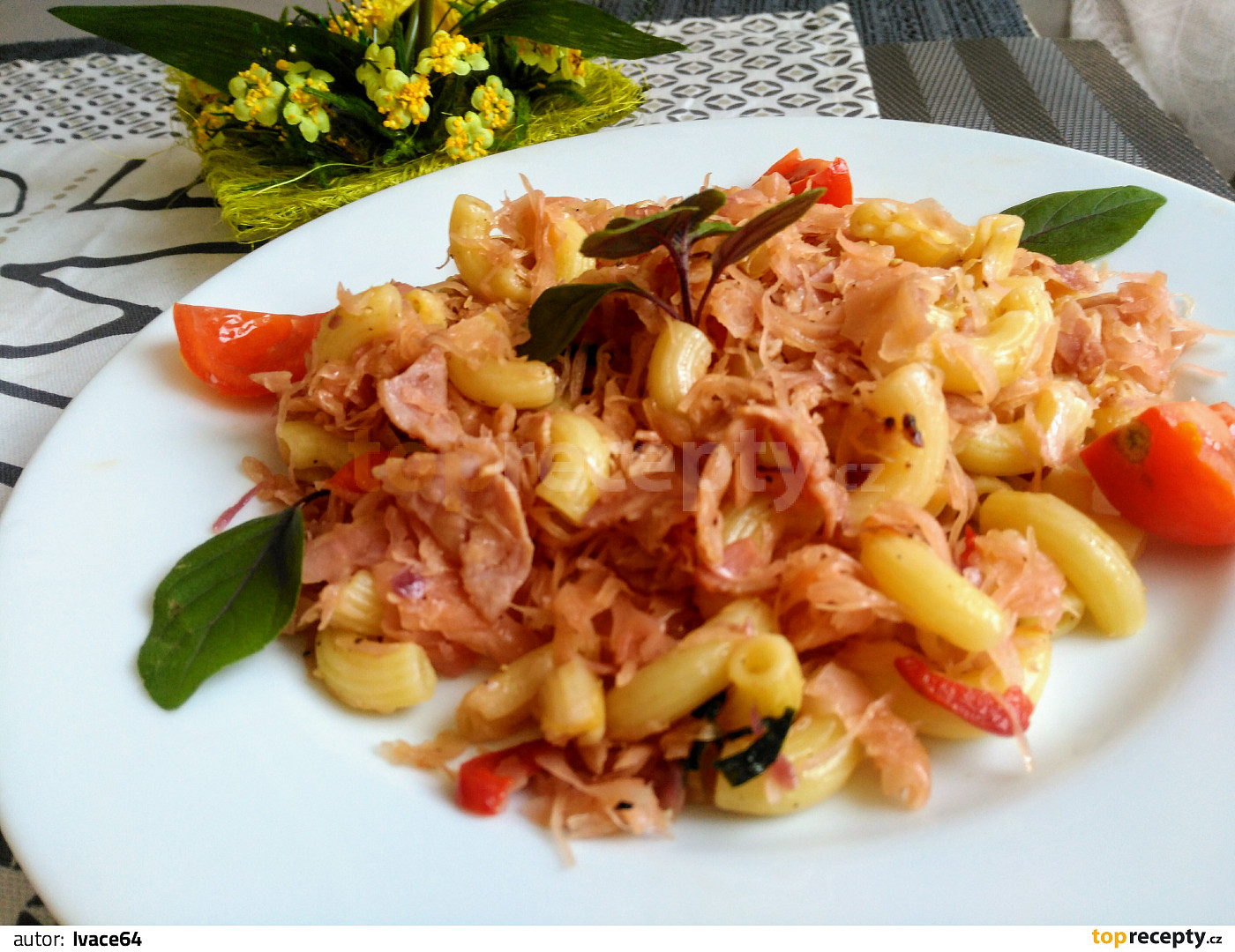 Rychlý oběd (večeře), těstoviny se zelím a slaninou recept - TopRecepty.cz