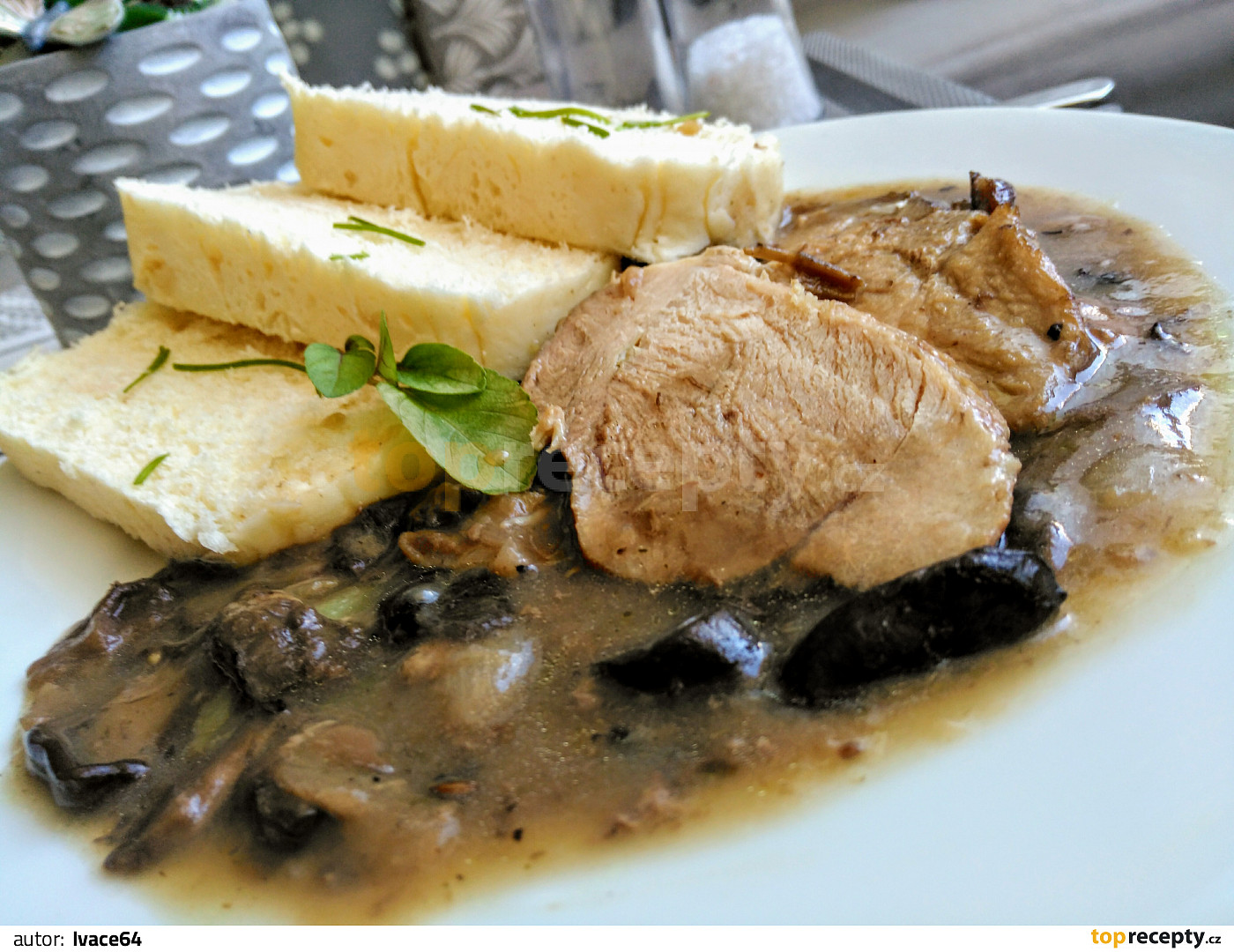 Vepřová pečeně na hříbcích a bylinkách recept - TopRecepty.cz