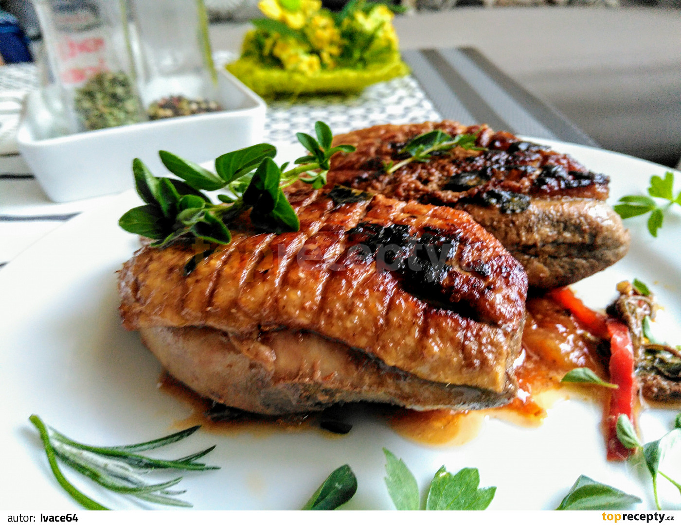 Kachní prsa s bylinkami a zeleninovým sosem recept - TopRecepty.cz