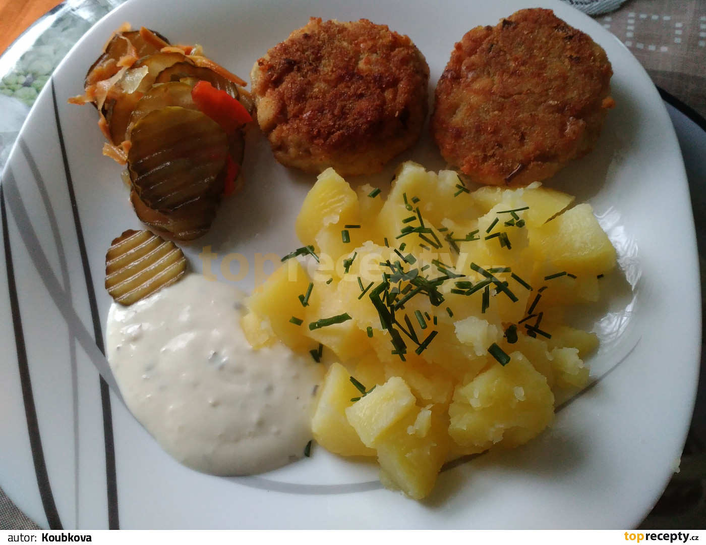 Kuřecí řízek s Nivou a jarní cibulkou - TopRecepty.cz