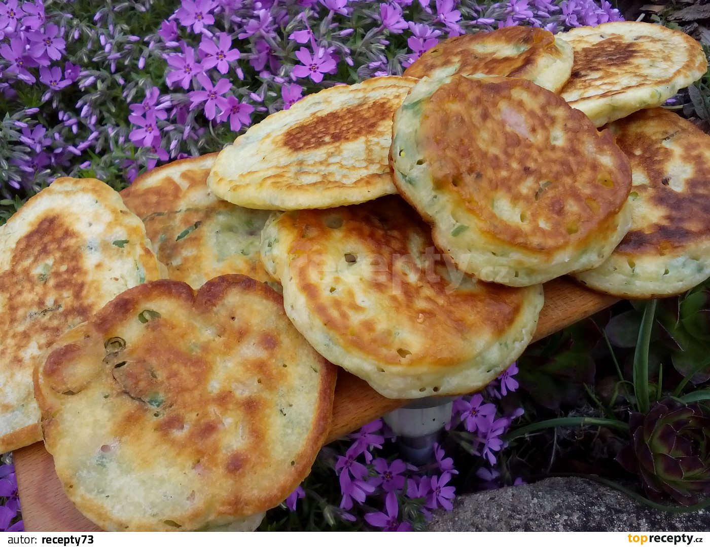 Lívanečky s medvědím česnekem recept - TopRecepty.cz