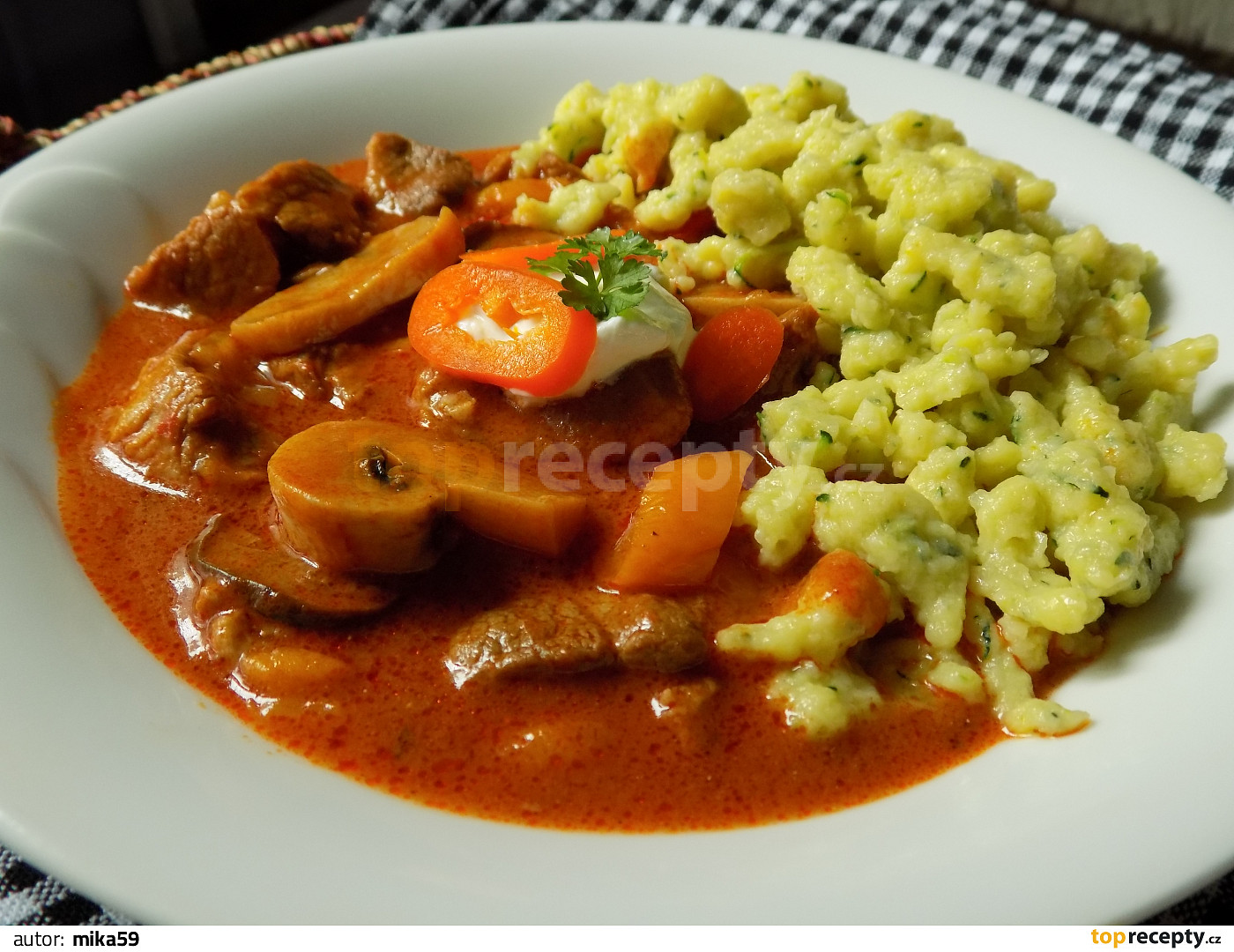 Vepřový paprikáš s houbami recept - TopRecepty.cz