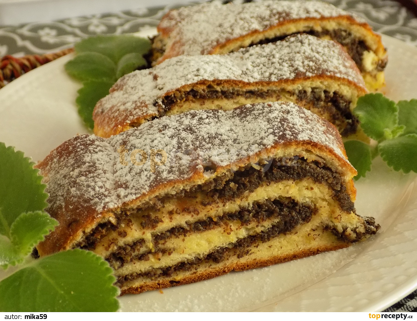 Makový závin z kynutého cuketového těsta recept - TopRecepty.cz