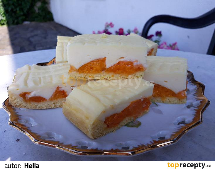 Meruňkový koláč s pudingem a zakysanou smetanou recept - TopRecepty.cz