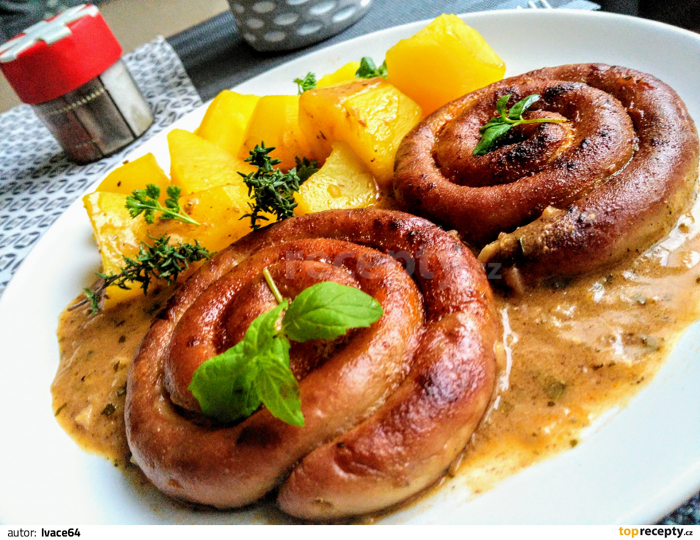 Vinná klobása s cibulovo-hořčičnou omáčkou recept - TopRecepty.cz