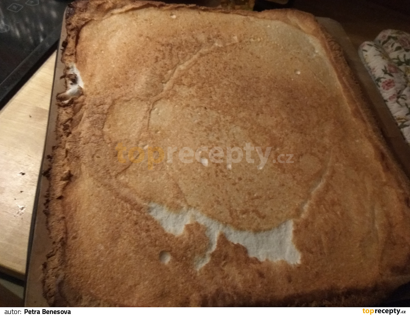 Šlehačková roláda bez mouky s malinami recept - TopRecepty.cz