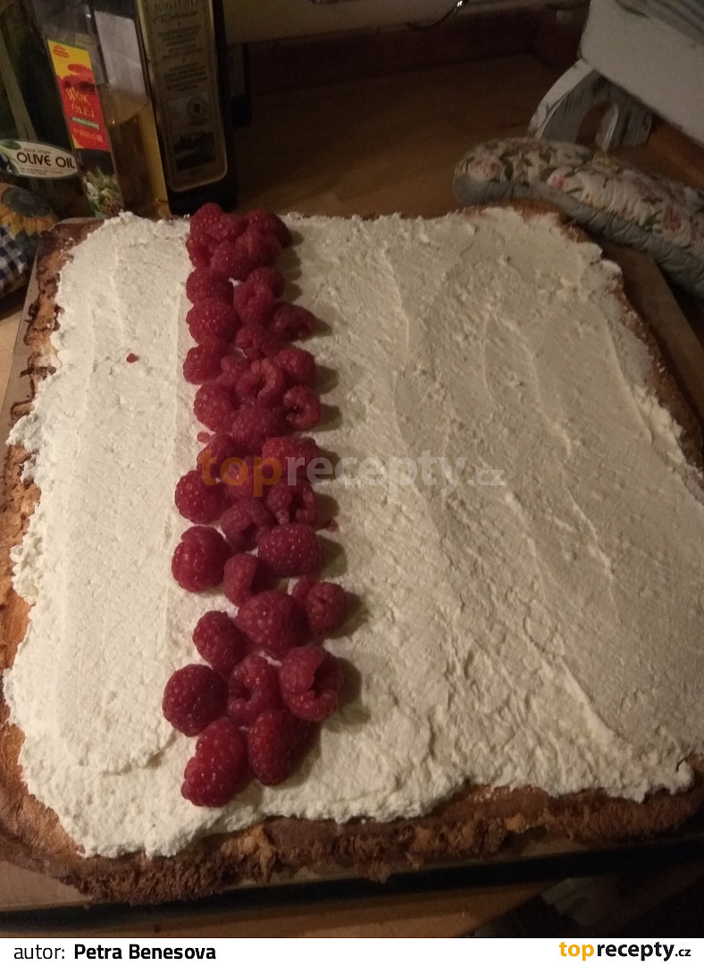 Šlehačková roláda bez mouky s malinami recept - TopRecepty.cz