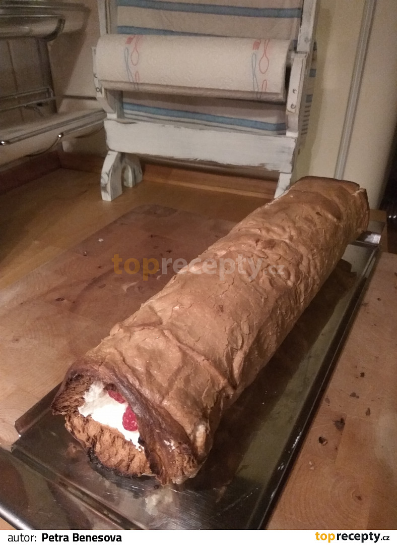 Šlehačková roláda bez mouky s malinami recept - TopRecepty.cz