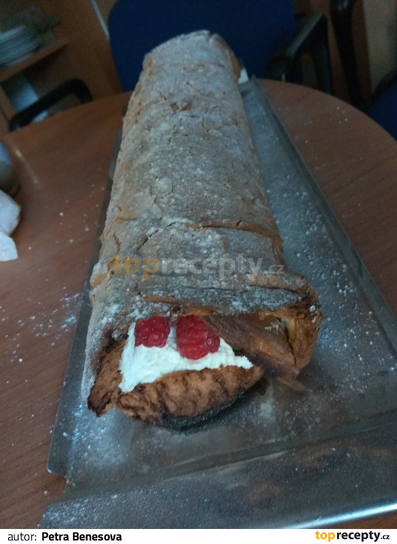 Šlehačková roláda bez mouky s malinami recept - TopRecepty.cz