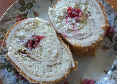 Šlehačková roláda bez mouky s malinami recept - TopRecepty.cz