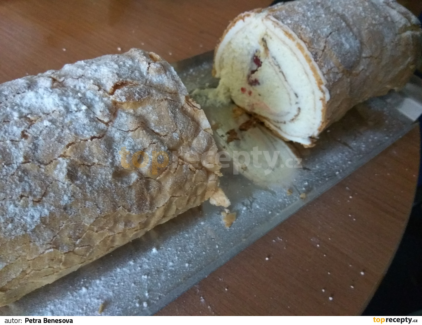 Šlehačková roláda bez mouky s malinami recept - TopRecepty.cz