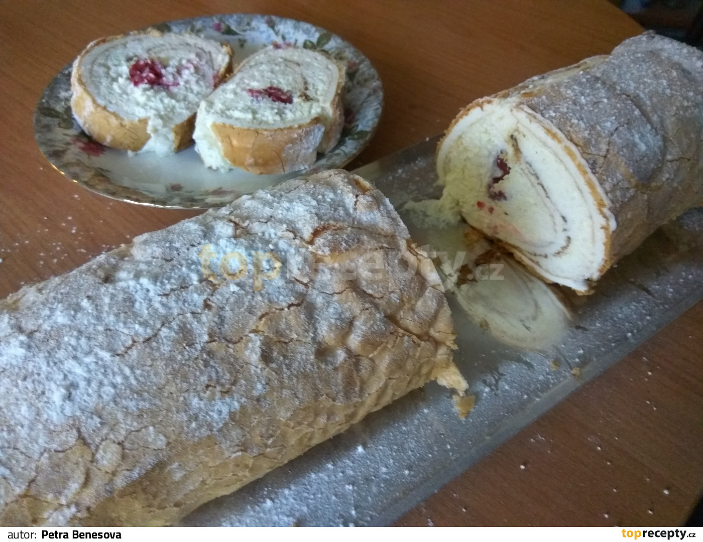 Šlehačková roláda bez mouky s malinami recept - TopRecepty.cz