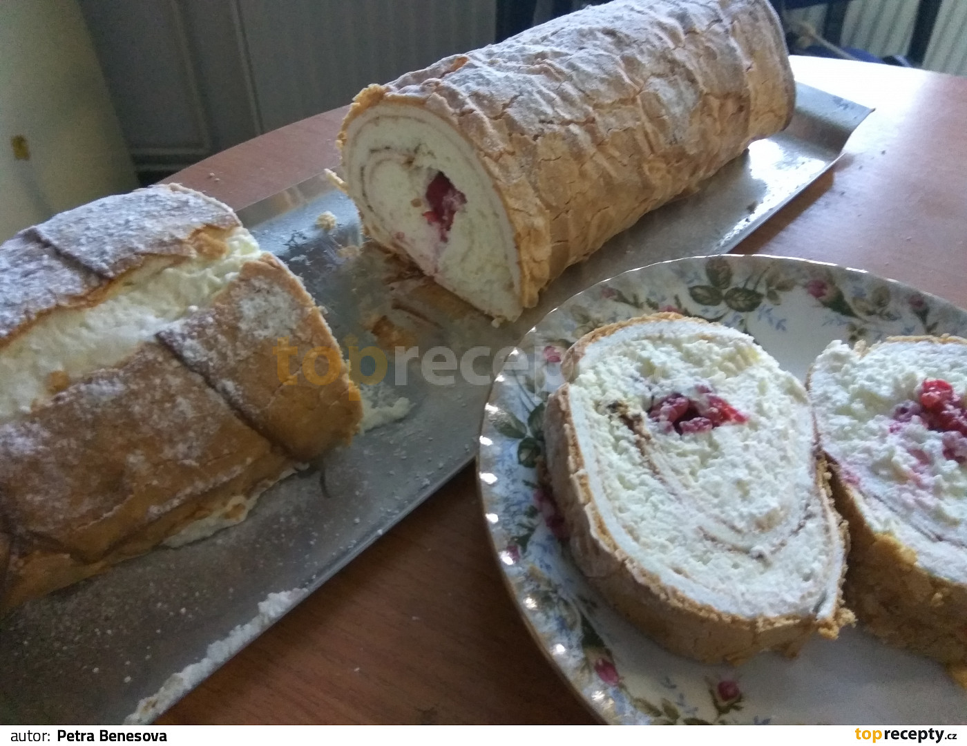 Šlehačková roláda bez mouky s malinami recept - TopRecepty.cz